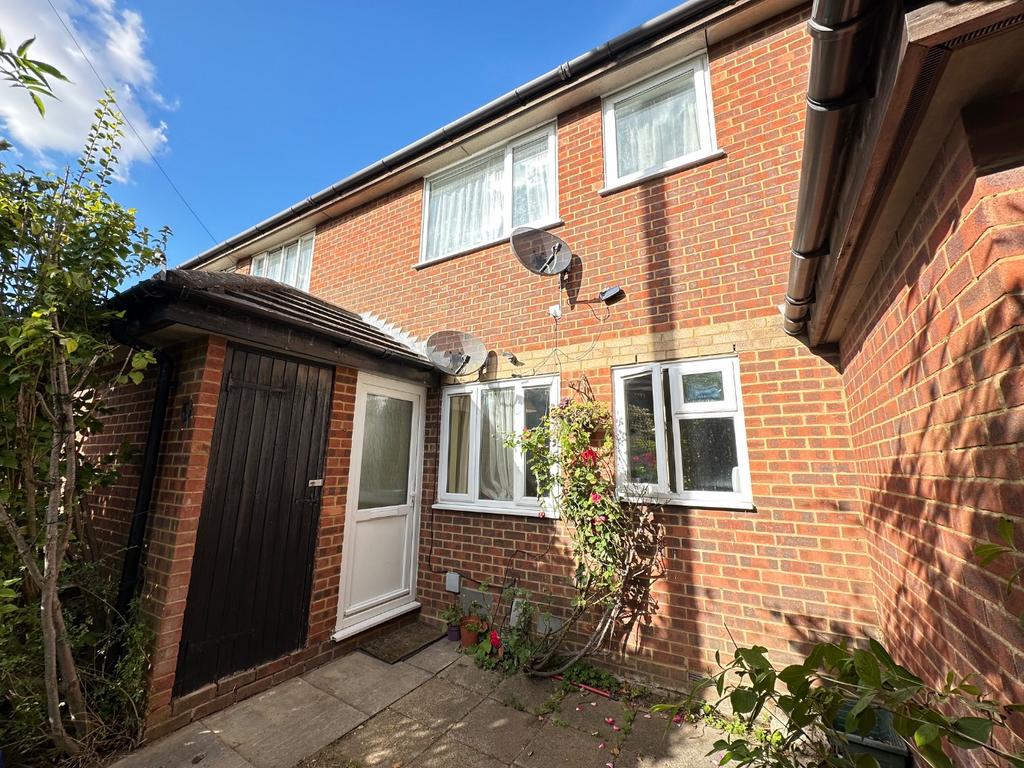 Alder Crescent, Luton, Bedfordshire... 1 bed ground floor maisonette ...