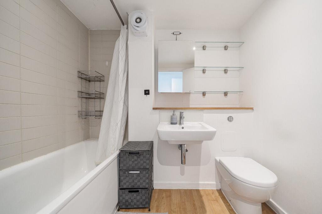 Aragon Tower George Beard Road... 2 bed flat - £1,900 pcm (£438 pw)