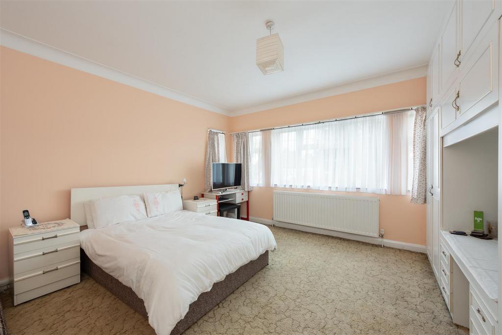 Osidge Lane, London N14 3 bed detached house for sale - £925,000