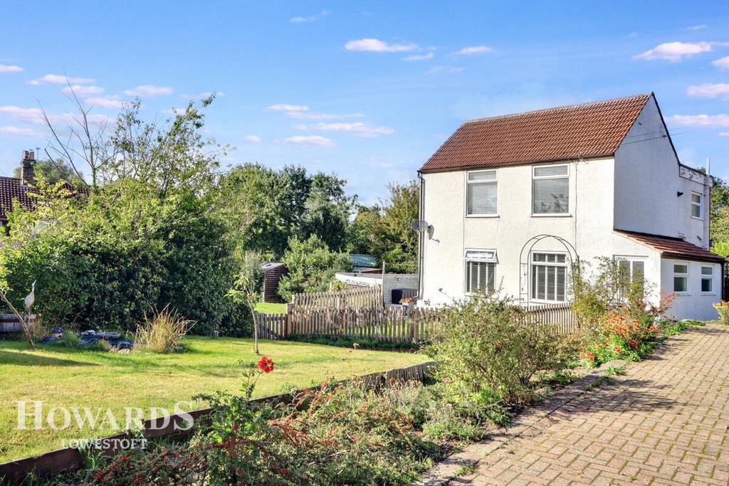 Marsh Road, Lowestoft 3 bed detached house for sale - £290,000