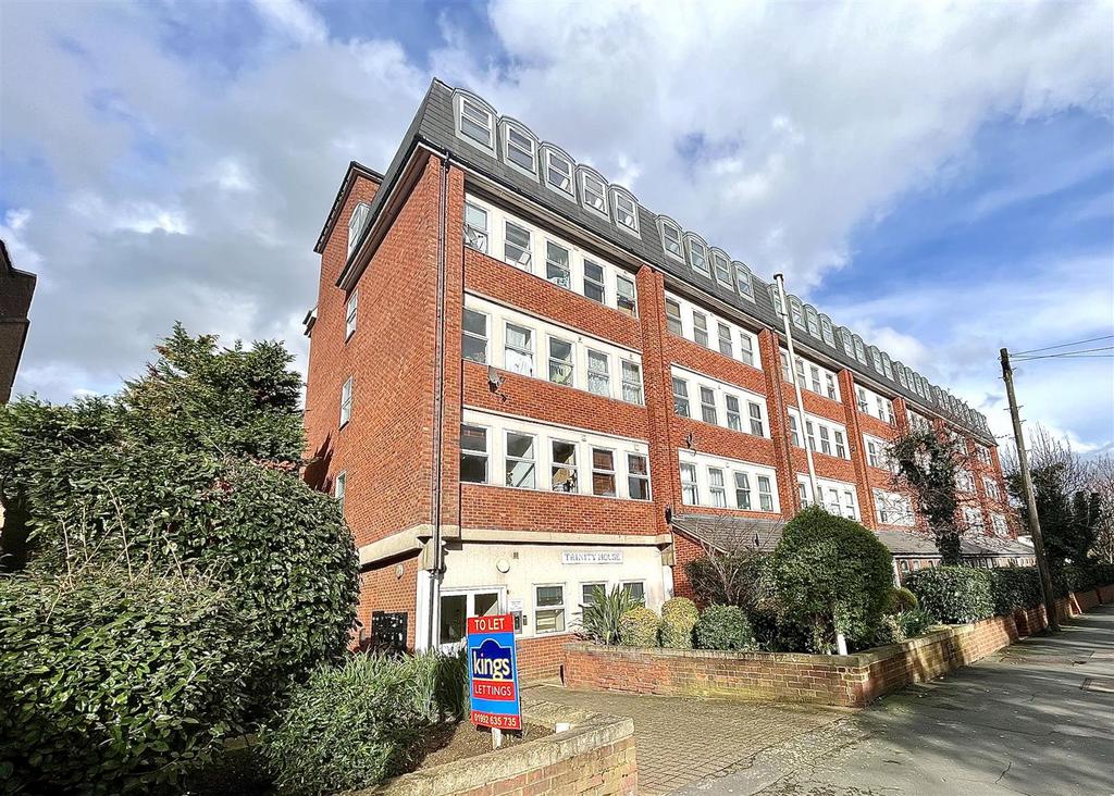 Trinity House, Trinity Lane, Waltham... 2 bed flat to rent - £1,635 pcm ...
