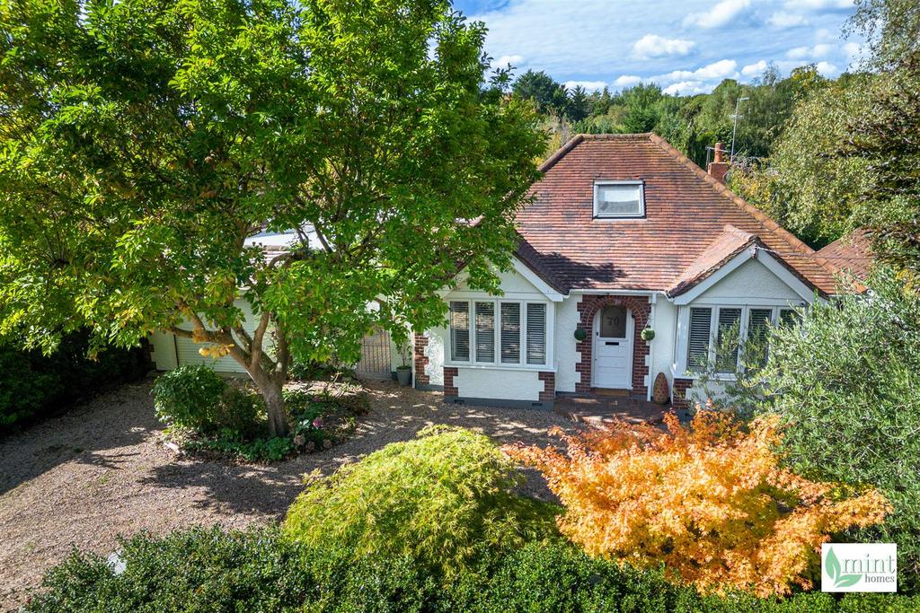 Bousley Rise, Ottershaw KT16 3 bed detached bungalow - £995,000