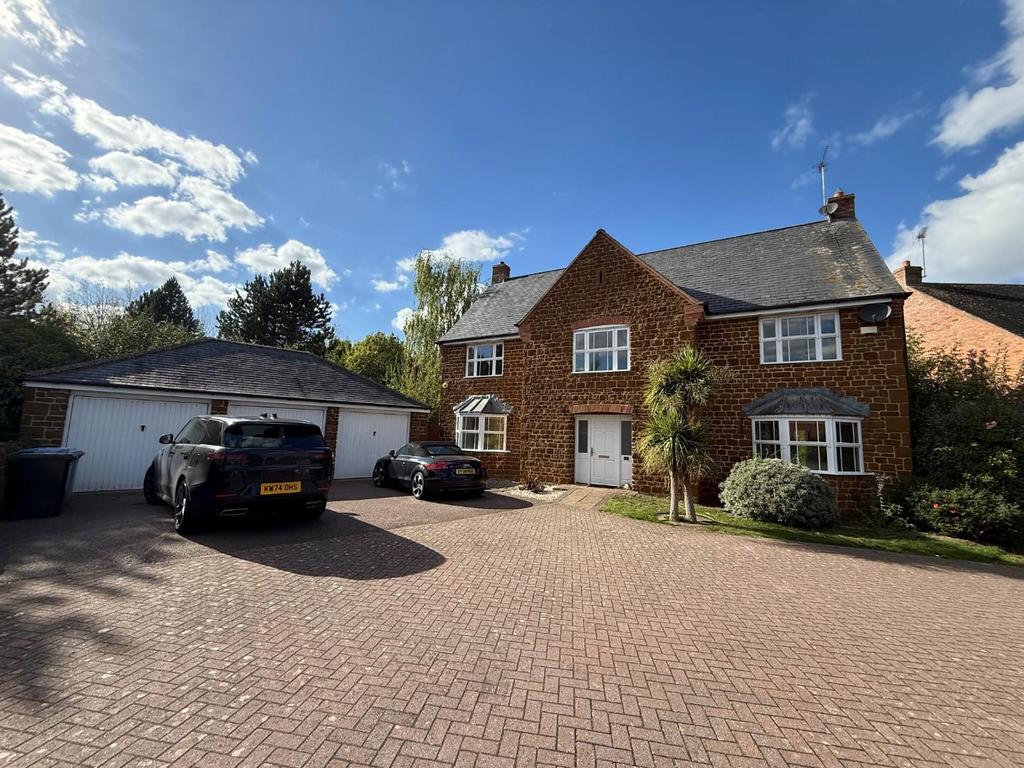 Loddington Way, Mawsley NN14 5 bed detached house - £2,500 pcm (£577 pw)