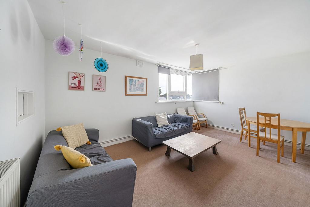 Hollies Way, London SW12 3 bed flat - £450,000