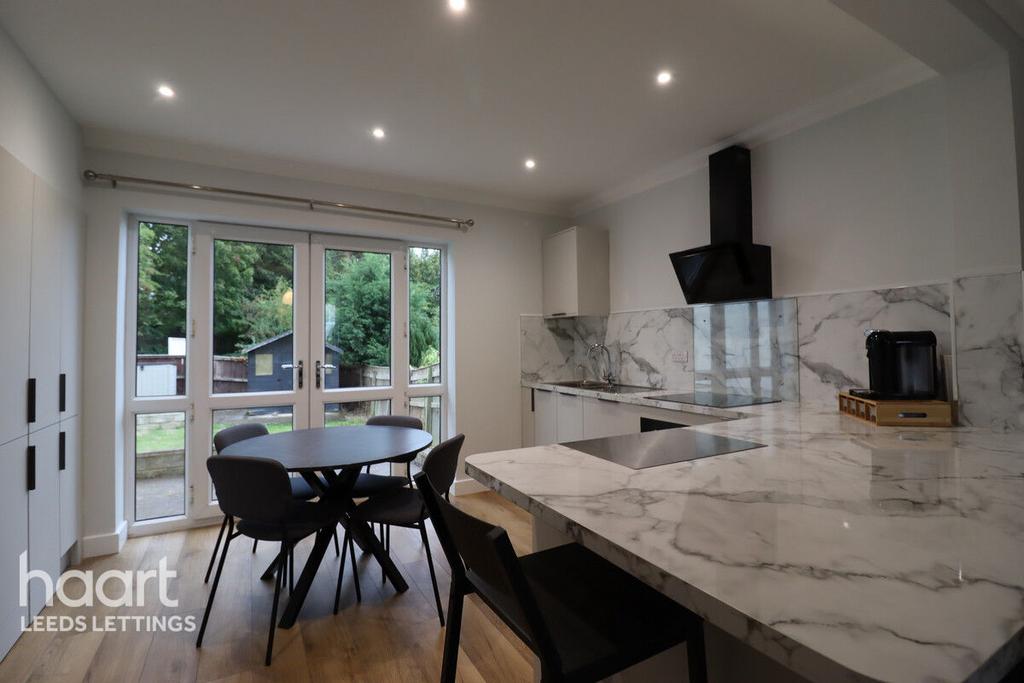The Grove, Leeds 4 bed semi-detached house to rent - £1,400 pcm (£323 pw)