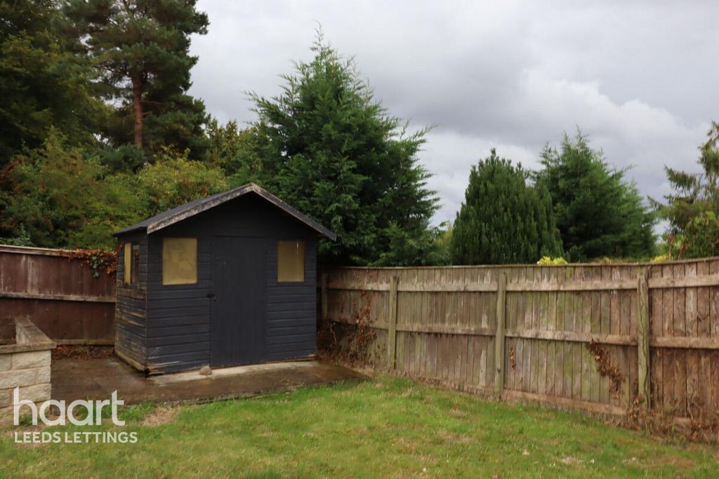 The Grove, Leeds 4 bed semi-detached house - £1,400 pcm (£323 pw)