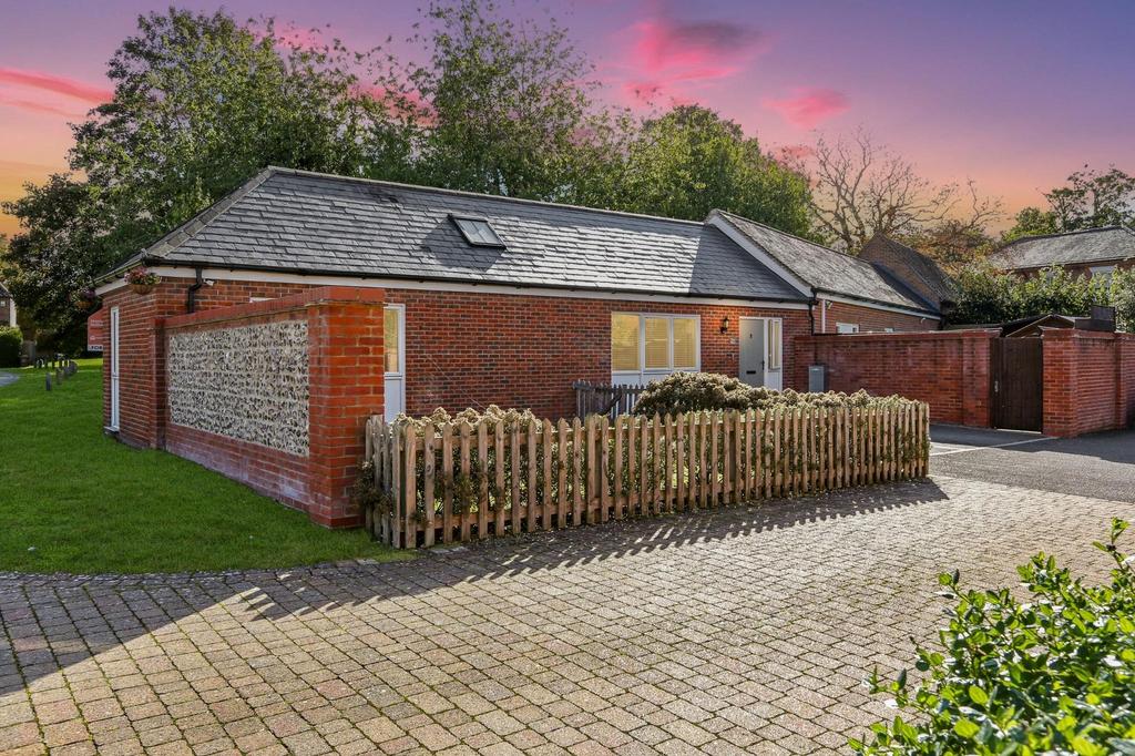Ringbourne Copse, Winchester SO21 2 bed detached bungalow for sale - £ ...