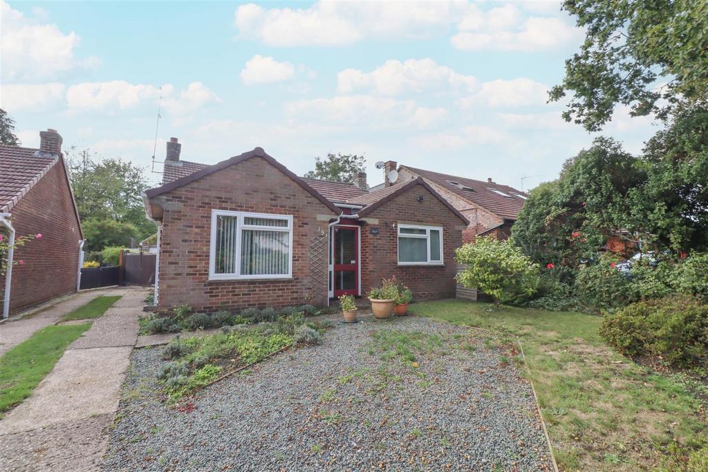 Rectory Road, Farnborough GU14 4 bed detached bungalow for sale - £475,000