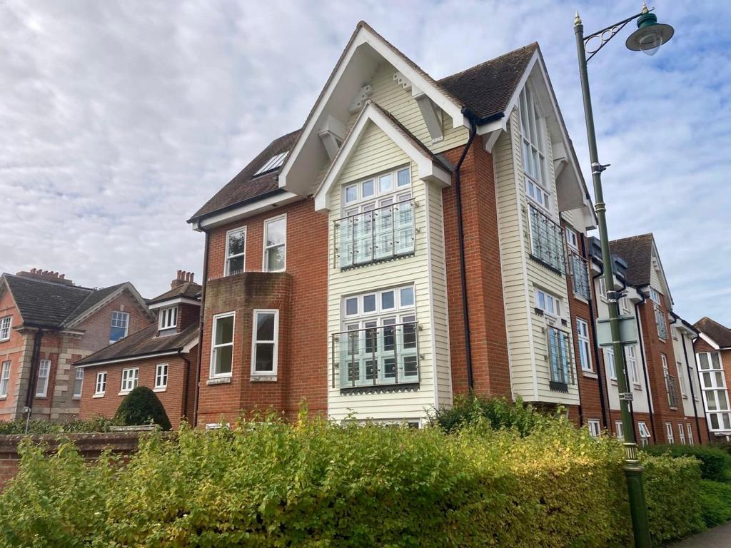 Black Horse Way, Horsham 2 bed apartment - £1,675 pcm (£387 pw)