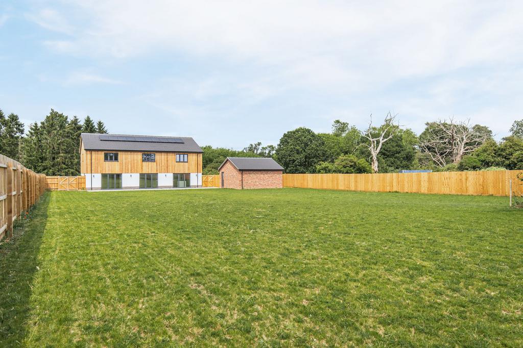 Stow Bedon 4 bed detached house to rent - £3,000 pcm (£692 pw)