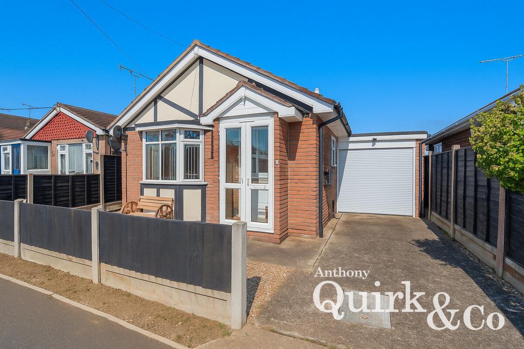 Thelma Avenue, Canvey Island, SS8 1 bed detached bungalow - £260,000