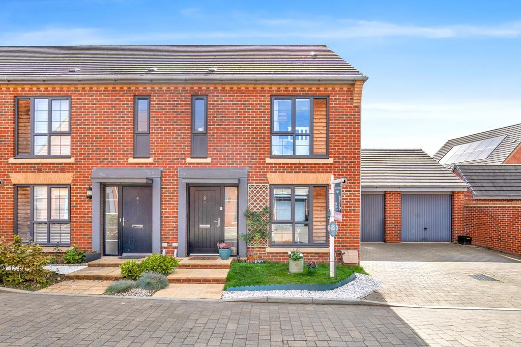 Eric Tubb Road, Bordon GU35 3 bed end of terrace house for sale - £419,950