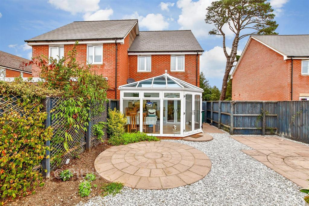 Old School Close, Freshwater PO40 3 bed semi-detached house - £214,500