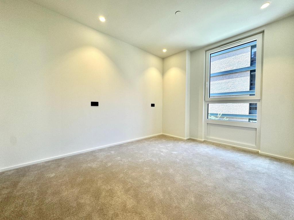 5 Hemlock Street, Heron Wharf E14 2 bed flat to rent - £2,500 pcm (£577 pw)