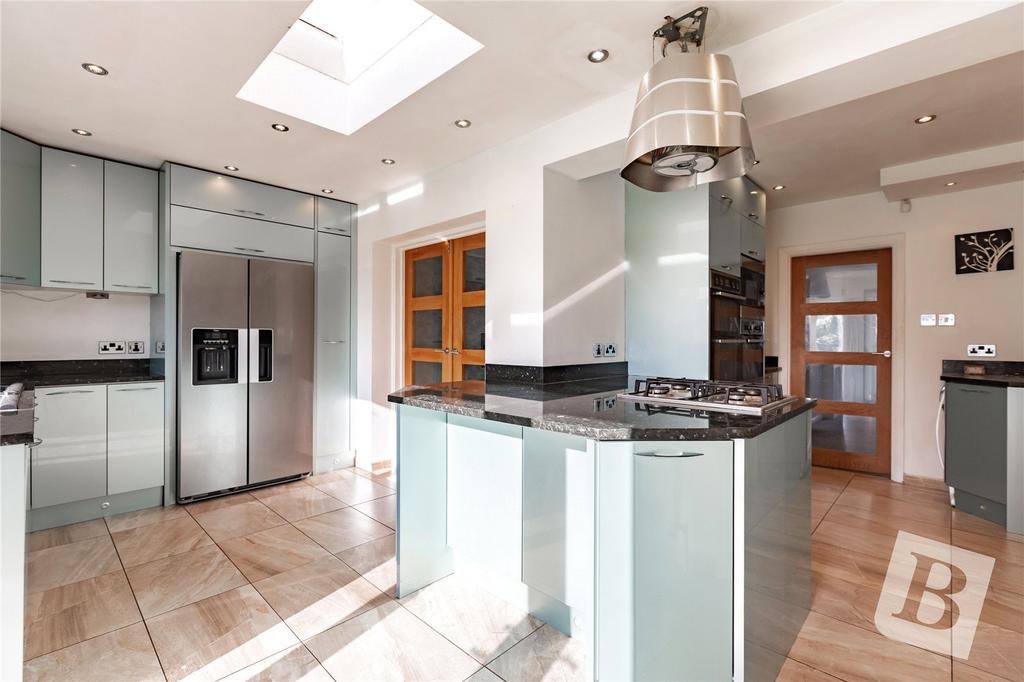 Aintree Grove, Upminster, RM14 3 bed semi-detached house - £575,000