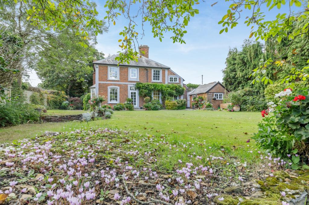 Weybourne Road, Farnham, Surrey 5 bed detached house for sale - £850,000