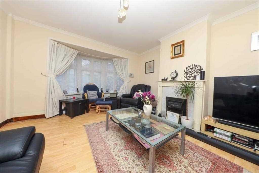 Cullington Close, Harrow 3 bed semi-detached house to rent - £2,200 pcm ...