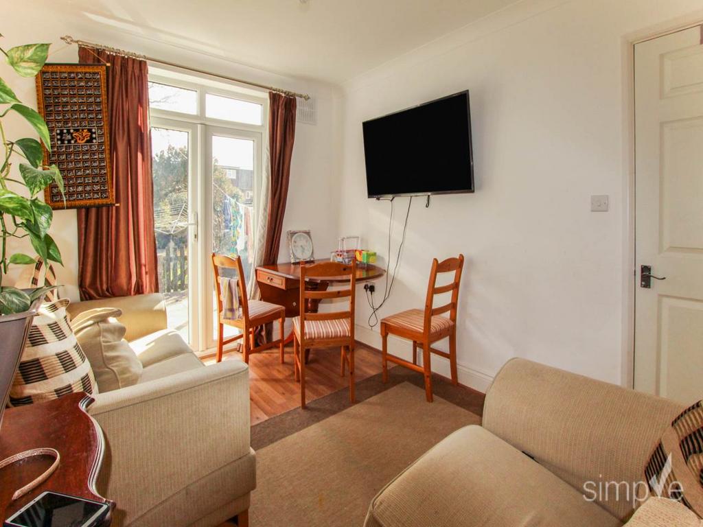 Botwell Crescent, Hayes, Middlesex 2 bed maisonette to rent - £1,800 ...