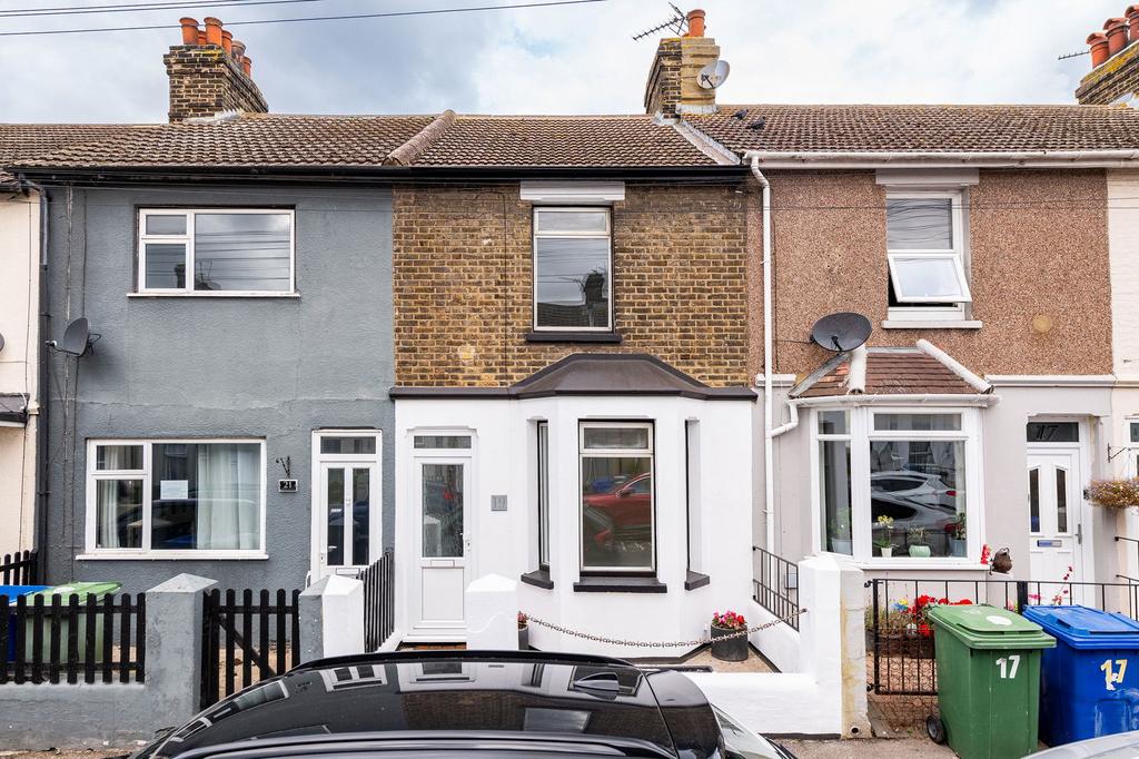 Gordon Avenue, Queenborough ME11 3 bed terraced house for sale - £210,000