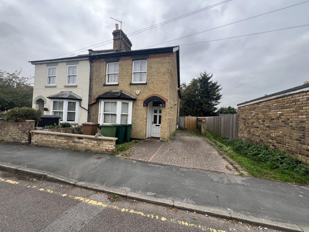 Richmond Road, Staines TW18 3 bed semi-detached house - £2,050 pcm (£ ...