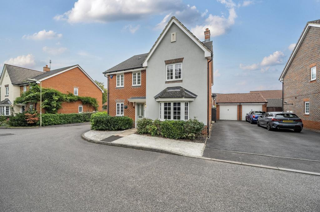 Woodland Walk, Aldershot, Hampshire... 4 bed detached house - £550,000