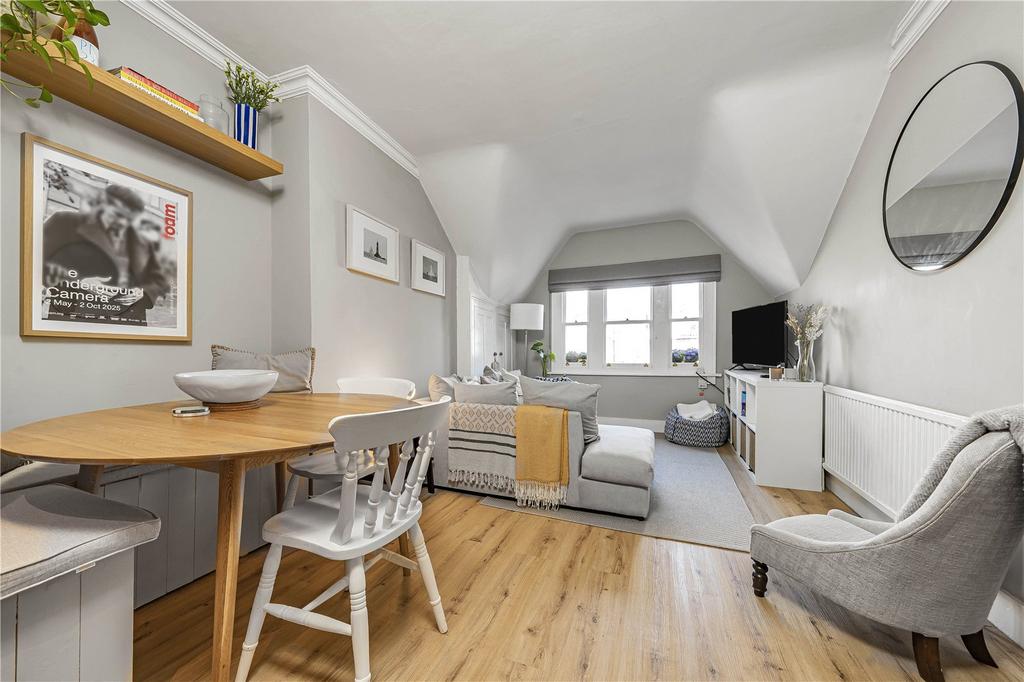 Woodside, London, SW19 2 bed apartment for sale - £500,000