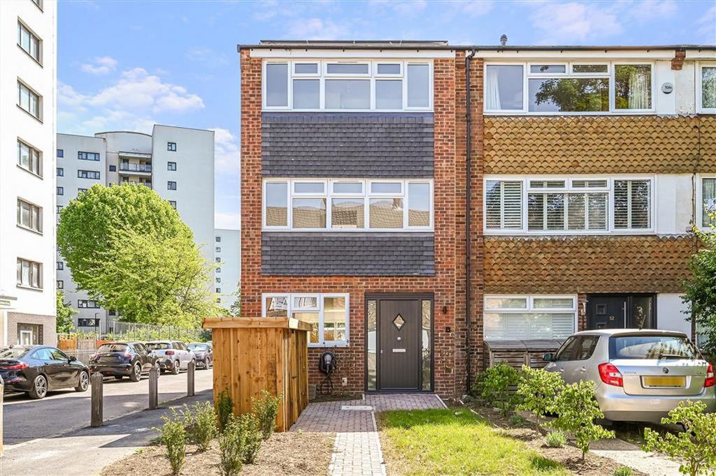 Carston Close, London SE12 4 bed house for sale - £649,950