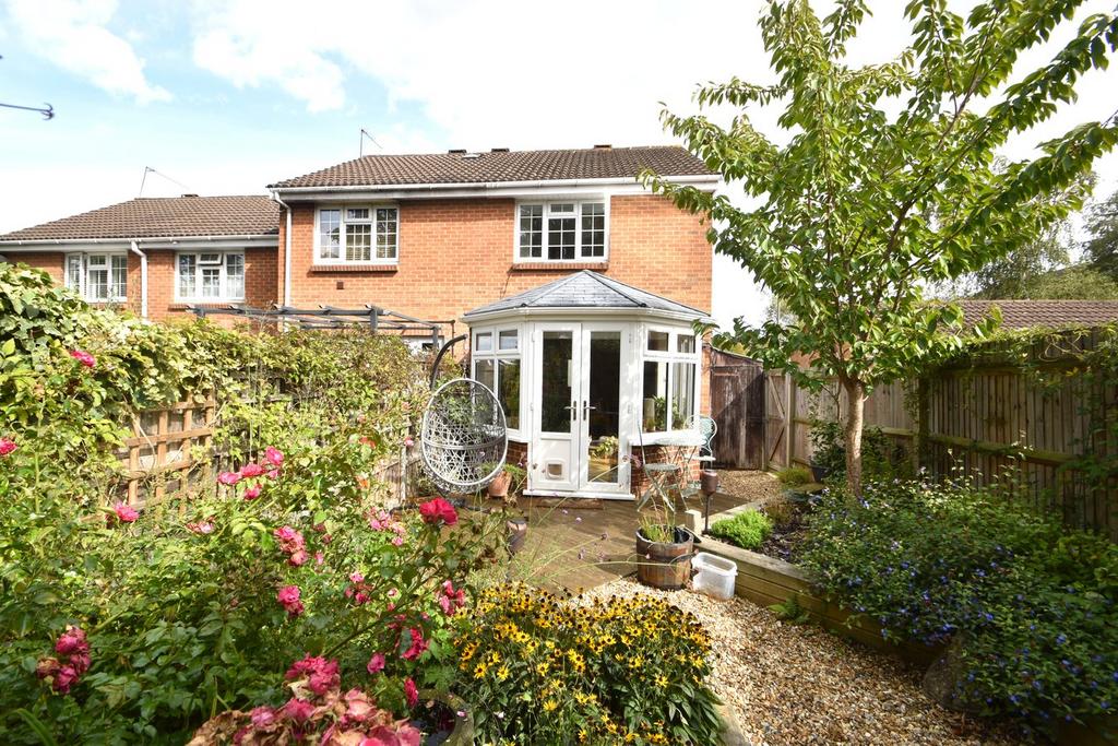 Finnart Close, Weybridge, KT13 2 bed end of terrace house - £2,085 pcm ...