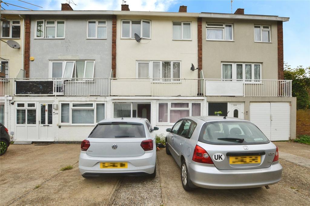 The Gore, Basildon, Essex, SS14 4 bed terraced house for sale - £325,000