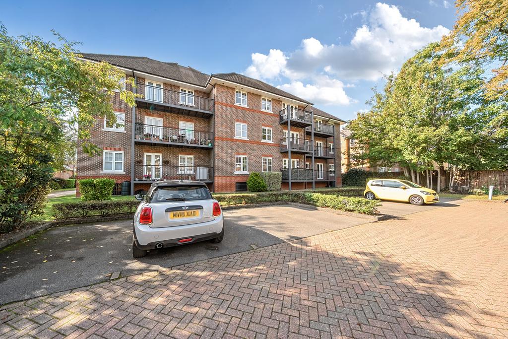 24 Ray Park Avenue, Maidenhead, SL6 2 bed flat - £1,600 pcm (£369 pw)