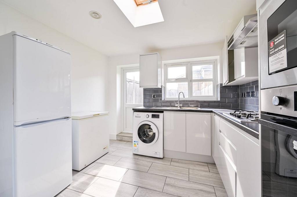 Commercial Way, Peckham, London, SE15 4 bed terraced house - £3,450 pcm ...