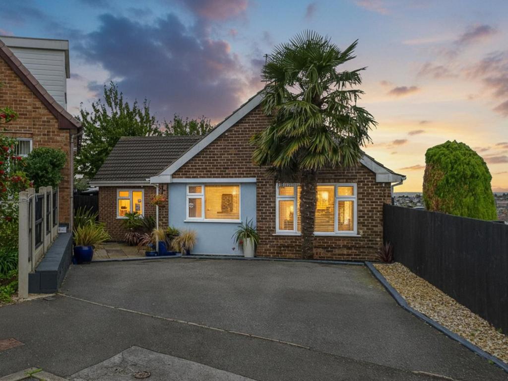 Violet Road, Carlton, Nottingham 4 bed detached bungalow - £325,000