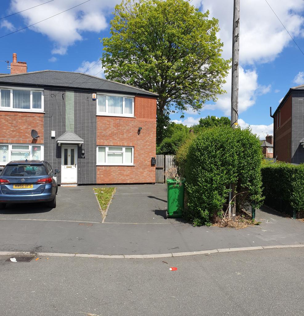 Rudheath Avenue, Manchester 2 bed maisonette - £1,300 pcm (£300 pw)