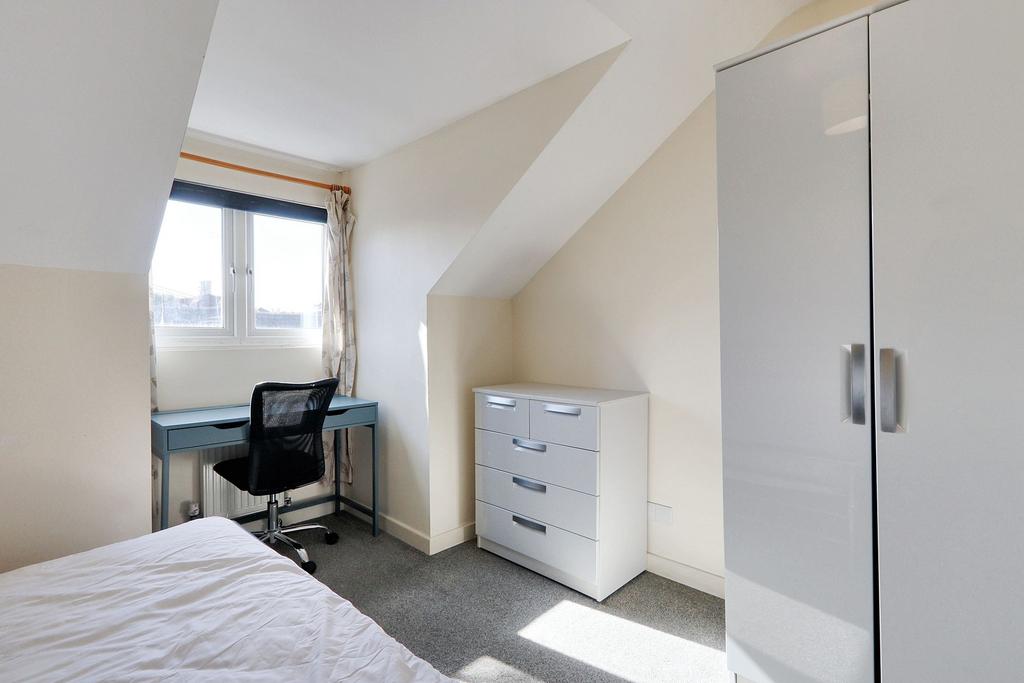 Victoria Road, Exeter, EX4 2 bed apartment - £1,564 pcm (£361 pw)