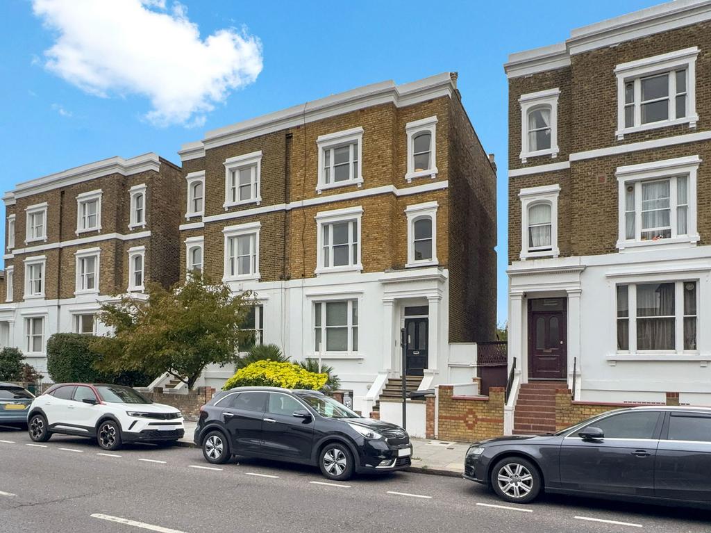 Stockwell Road, London SW9 3 bed flat - £3,000 pcm (£692 pw)