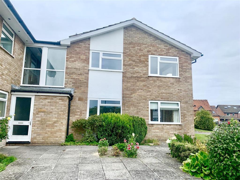 Downlands Road, Devizes 2 bed flat - £950 pcm (£219 pw)