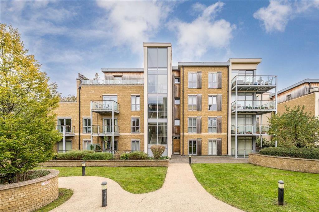 Blagrove Road, Teddington TW11 2 bed flat - £2,295 pcm (£530 pw)