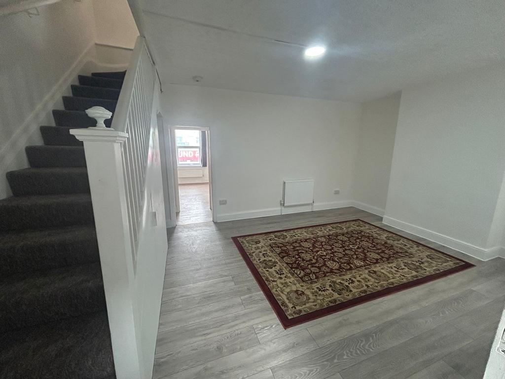 Green Lane, DAGENHAM RM8 4 bed apartment - £2,400 pcm (£554 pw)
