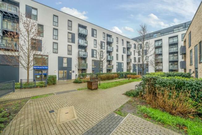 Addlestone, Surrey, KT15 1 bed flat - £1,300 pcm (£300 pw)