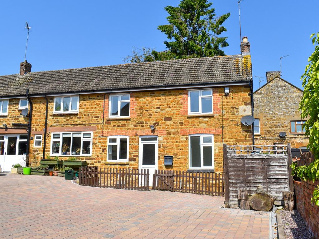The Crescent, Pattishall, NN12 2 bed semi-detached house - £1,050 pcm ...