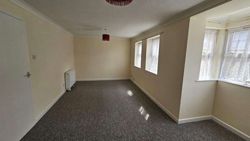 Slade Road, Ryde PO33 2 bed ground floor flat - £700 pcm (£162 pw)