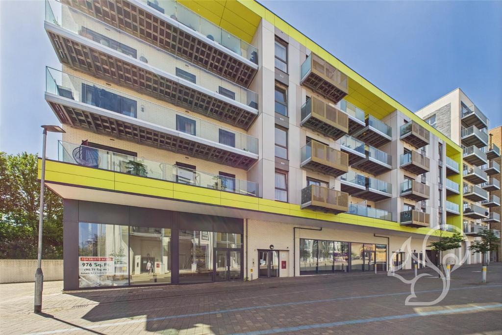 Cunard Square, Chelmsford CM1 2 bed flat for sale - £290,000