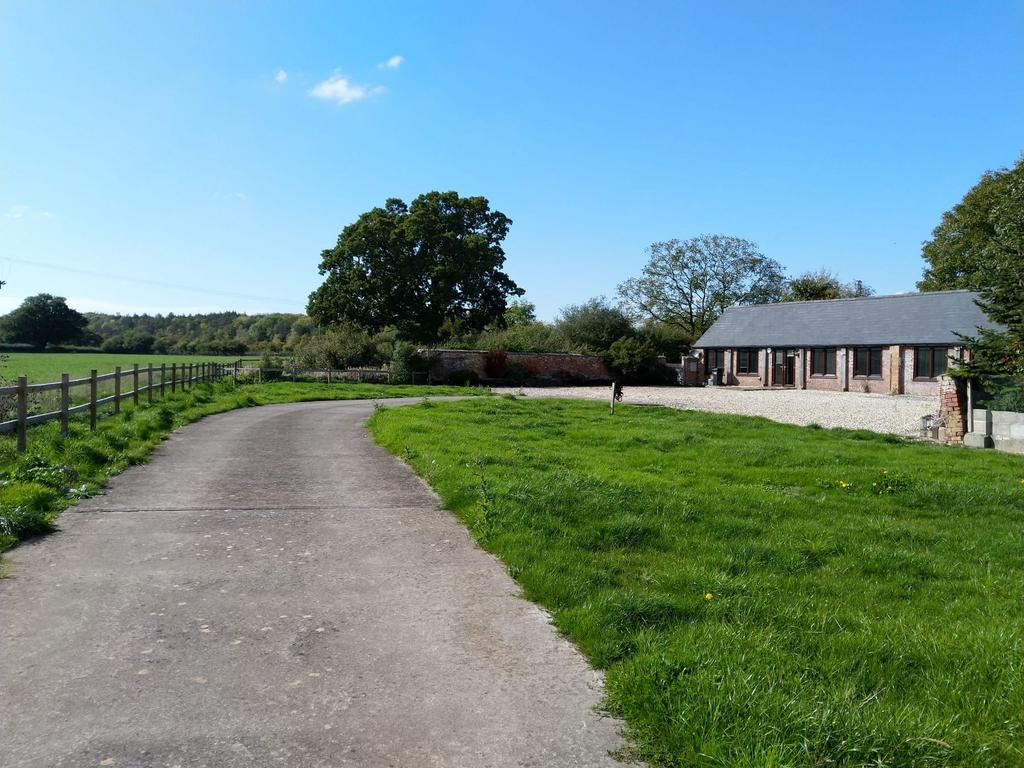 Lower Wick, Dursley GL11 2 bed bungalow - £1,595 pcm (£368 pw)