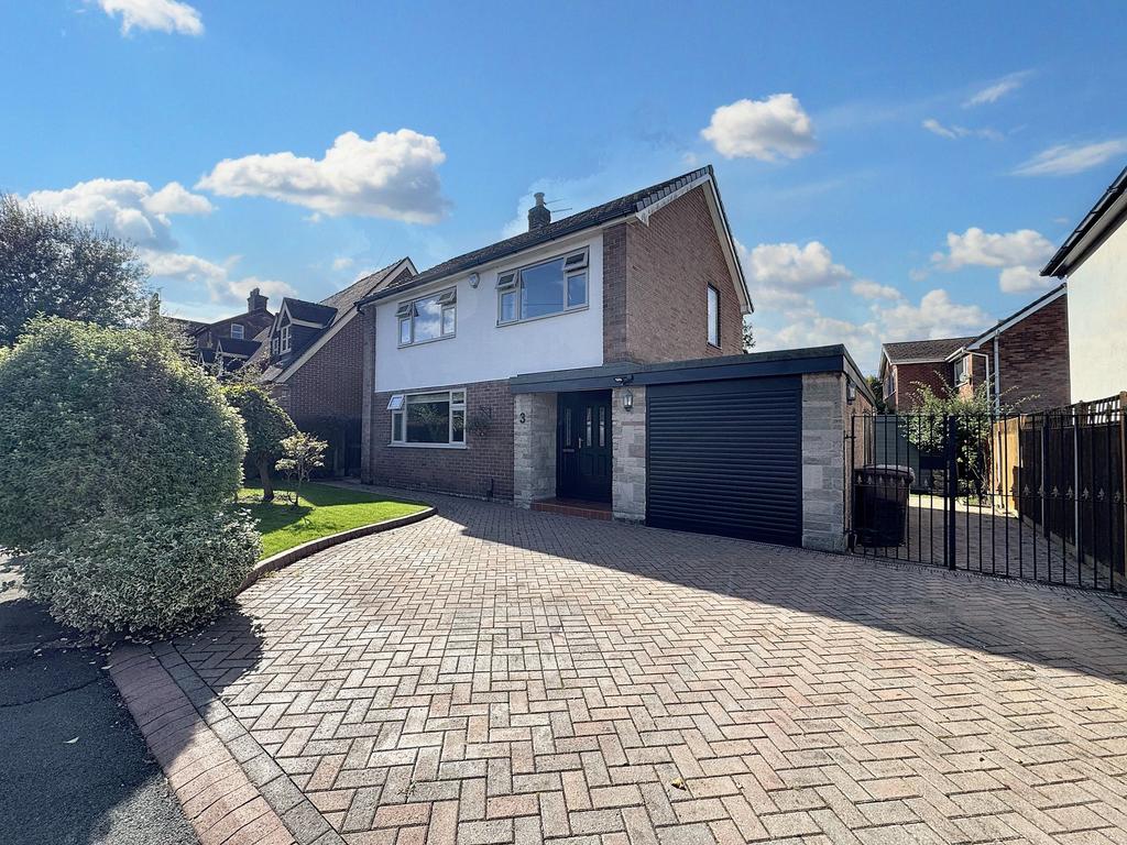 Beatrice Road, Manchester M28 3 bed detached house - £550,000