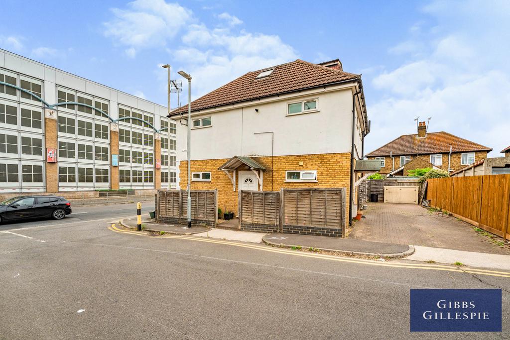 Chippendale Waye, Uxbridge, UB8 2 bed flat - £1,700 pcm (£392 pw)
