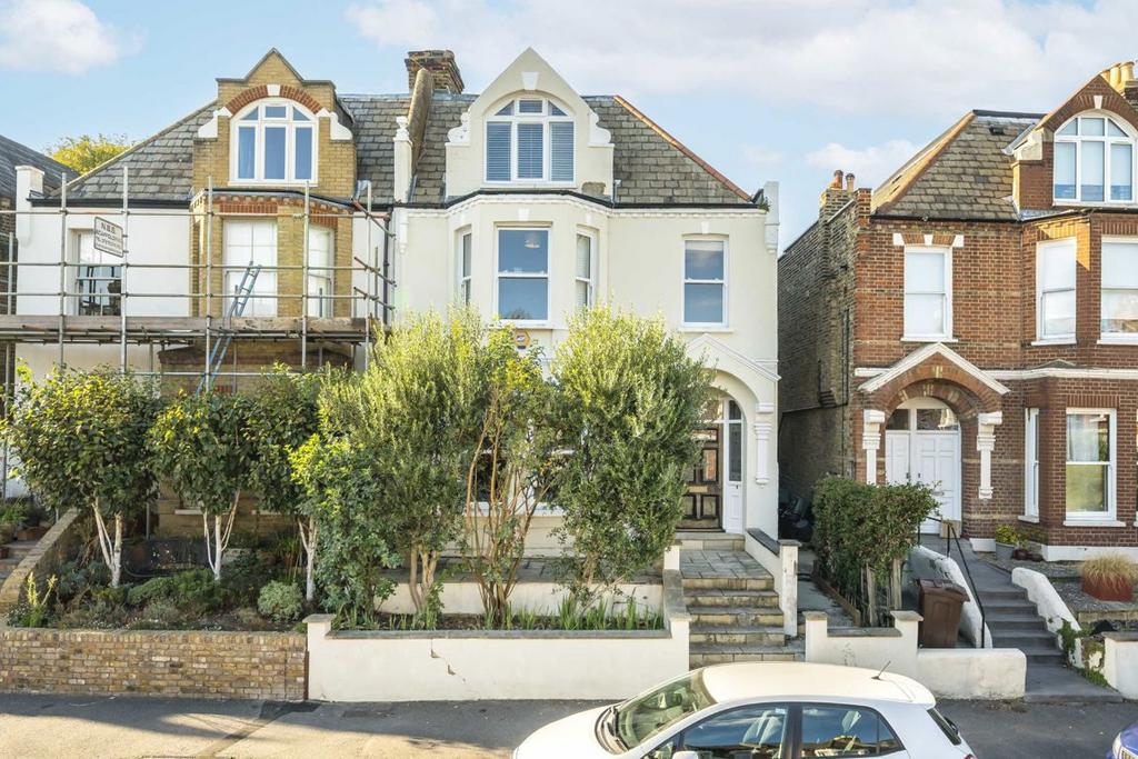 Woodside, London SW19 5 bed semi-detached house - £5,500 pcm (£1,269 pw)