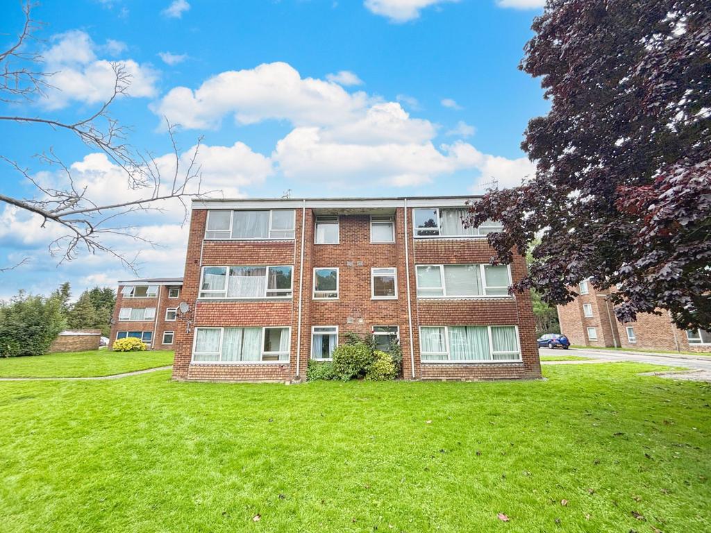 Horley, RH6 1 bed apartment - £1,200 pcm (£277 pw)