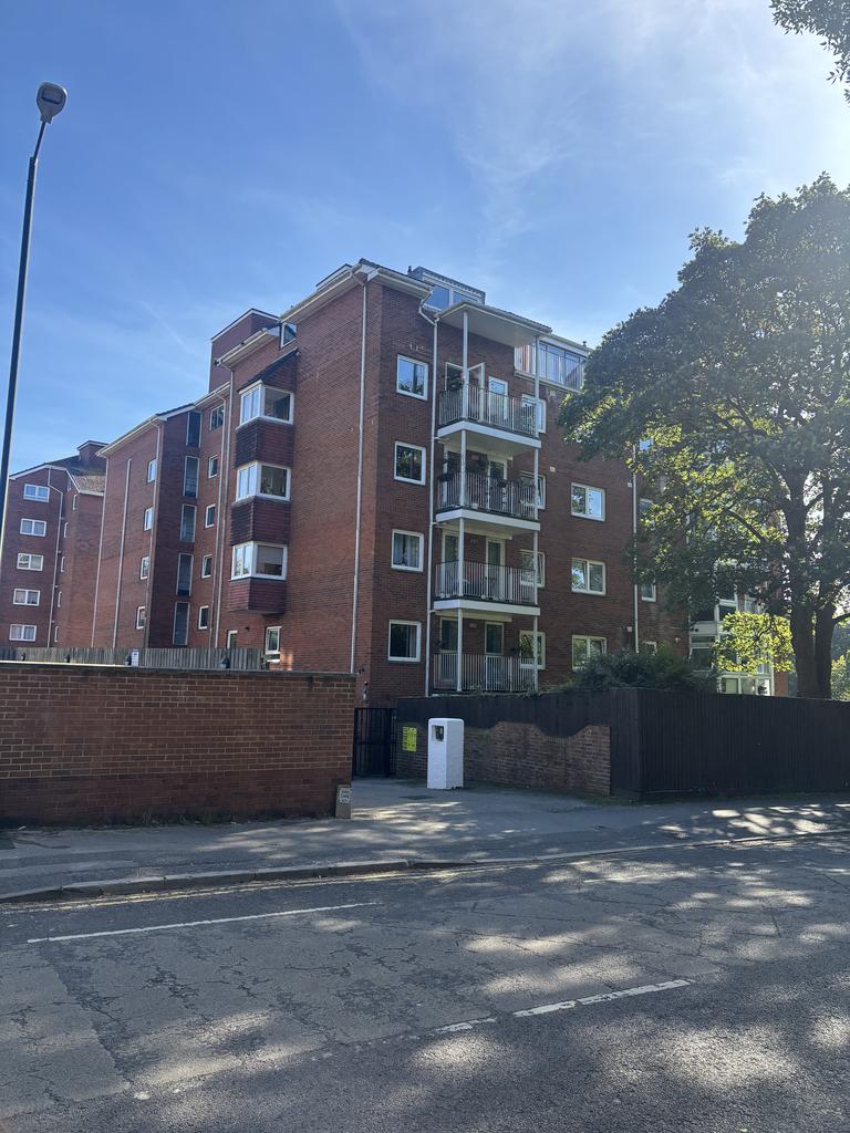 Christchurch Road, Bournemouth BH1 2 bed flat - £1,200 pcm (£277 pw)