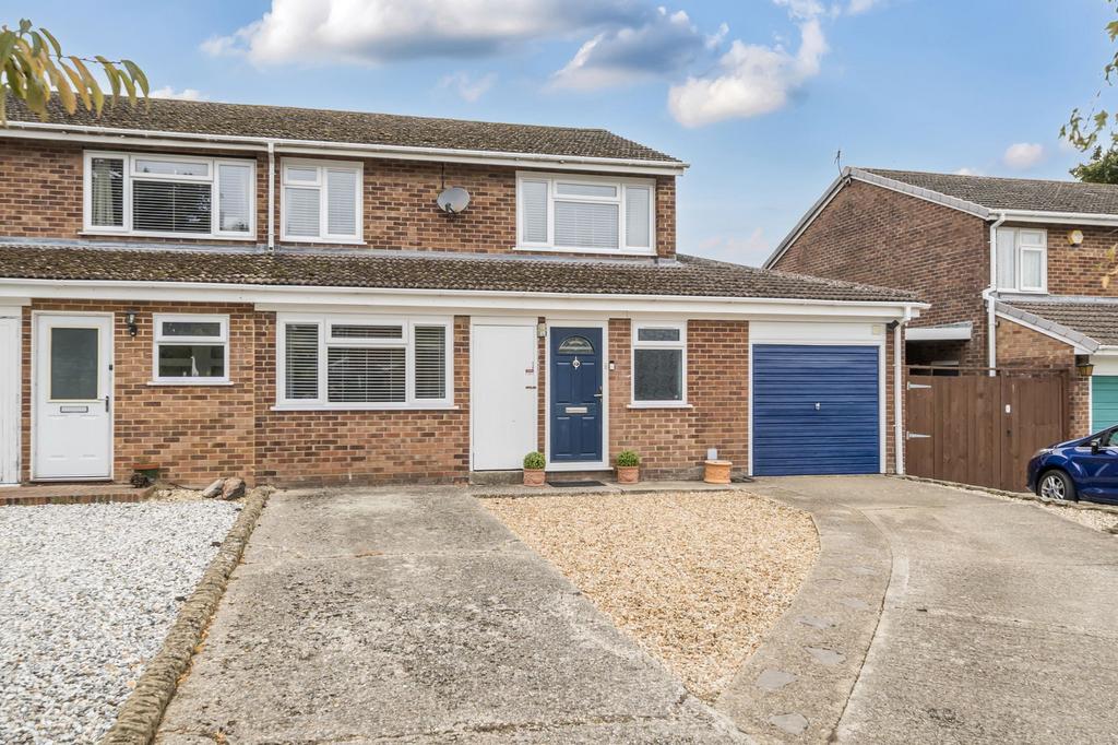 Derwent Road, Basingstoke RG22 5JF 3 bed semi-detached house - £475,000