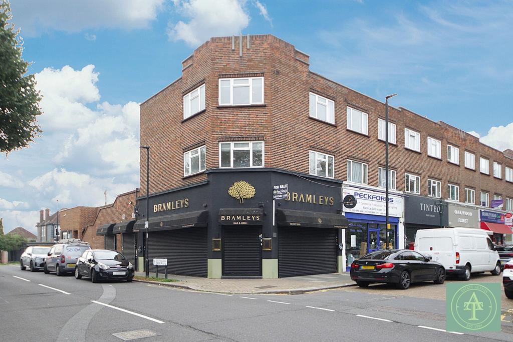 Bramley Road, London, N14 3 bed flat for sale - £400,000